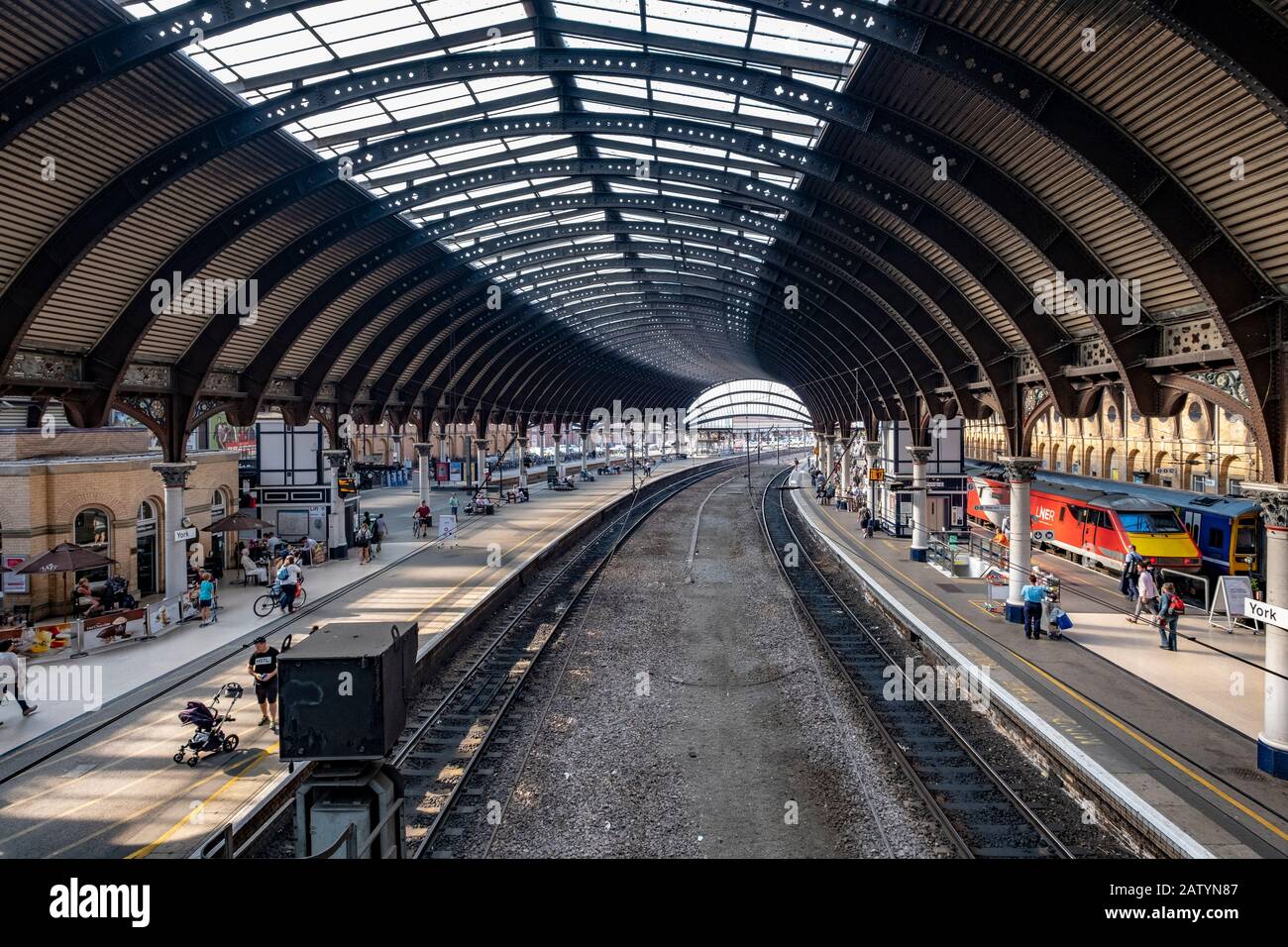 York railway station hi-res stock photography and images - Alamy