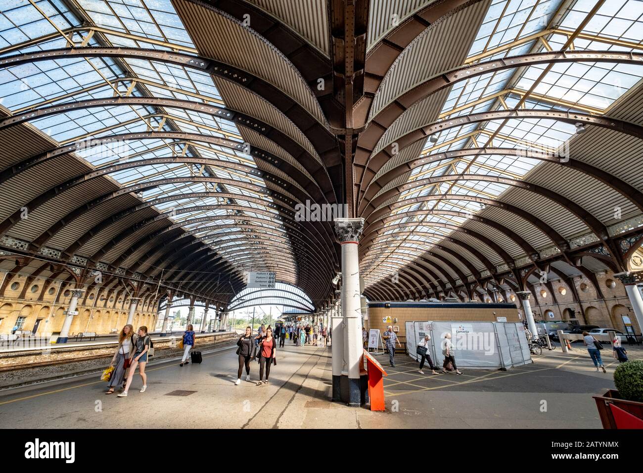 York railway station hi-res stock photography and images - Alamy