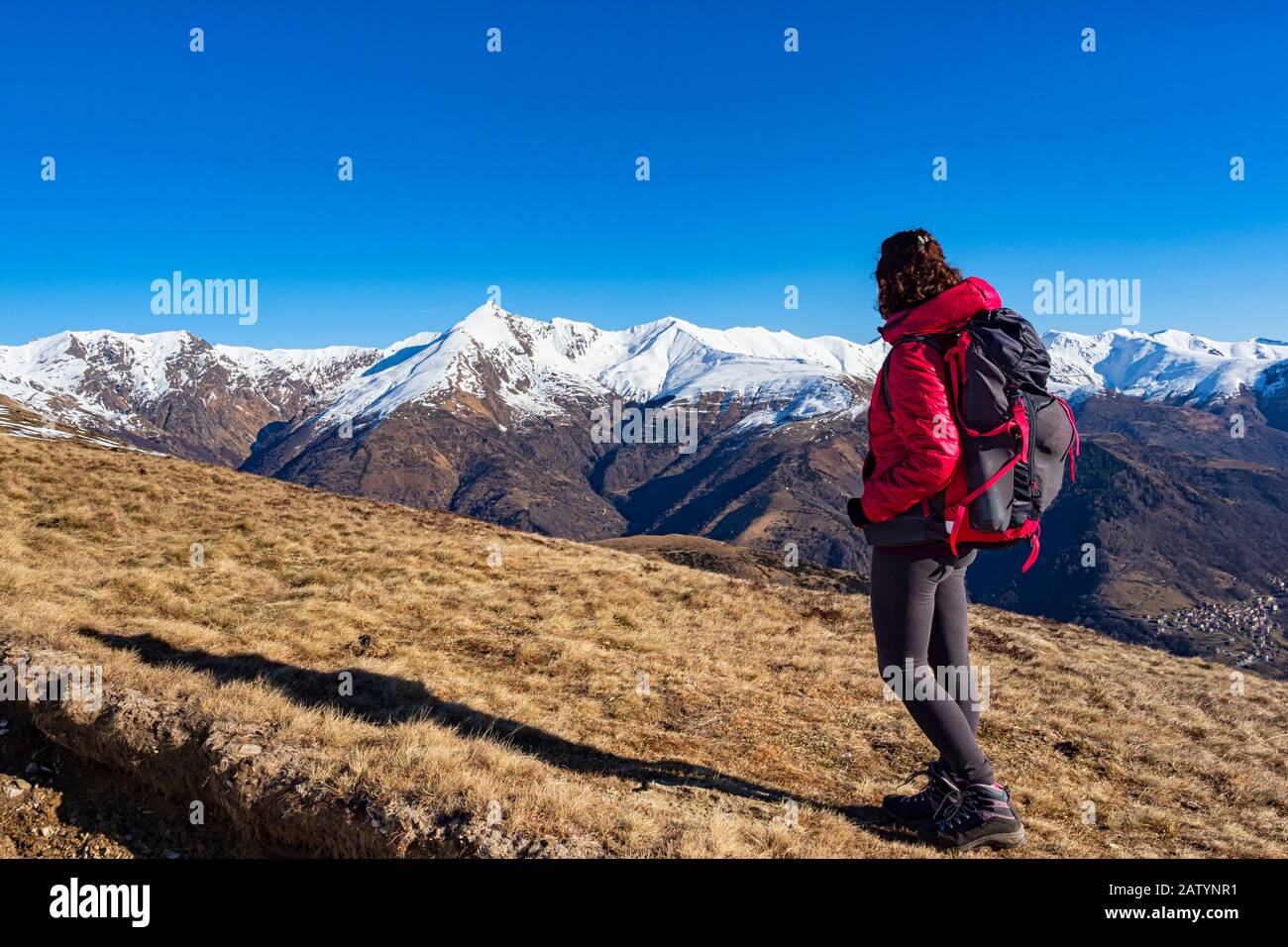 Woman backpacker in the italian alps Stock Photo - Alamy