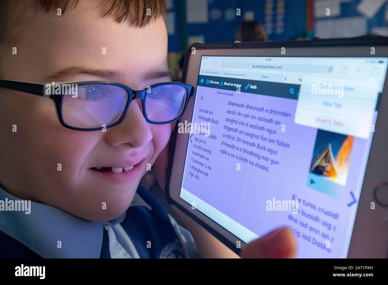Primary School Children learning on-line Stock Photo - Alamy