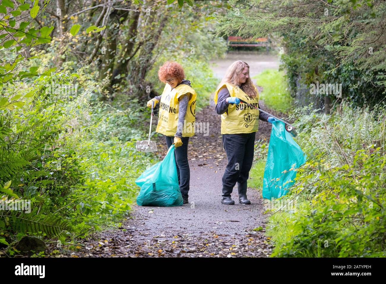 Littering in the countryside hi-res stock photography and images - Alamy