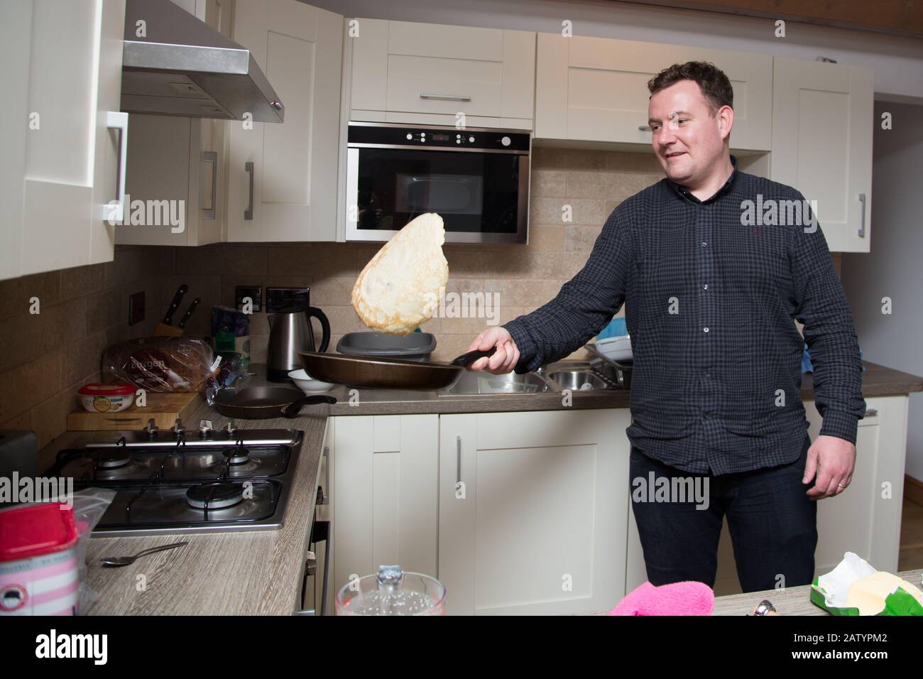 Man tossing a pancake hi-res stock photography and images - Alamy