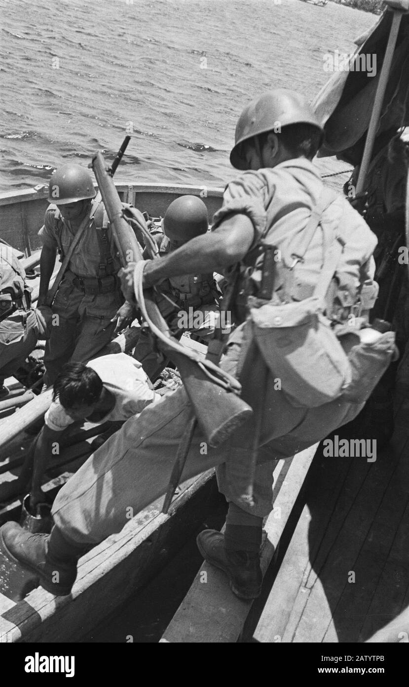 Borneo (1947 Feb) Soldiers moving to a sloop Date: February 1947 ...
