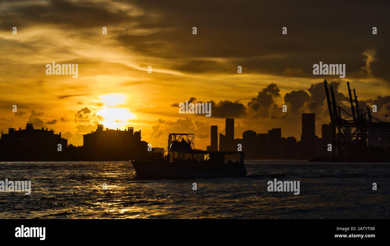 A stunning sunset over the Miami skyline Stock Photo - Alamy