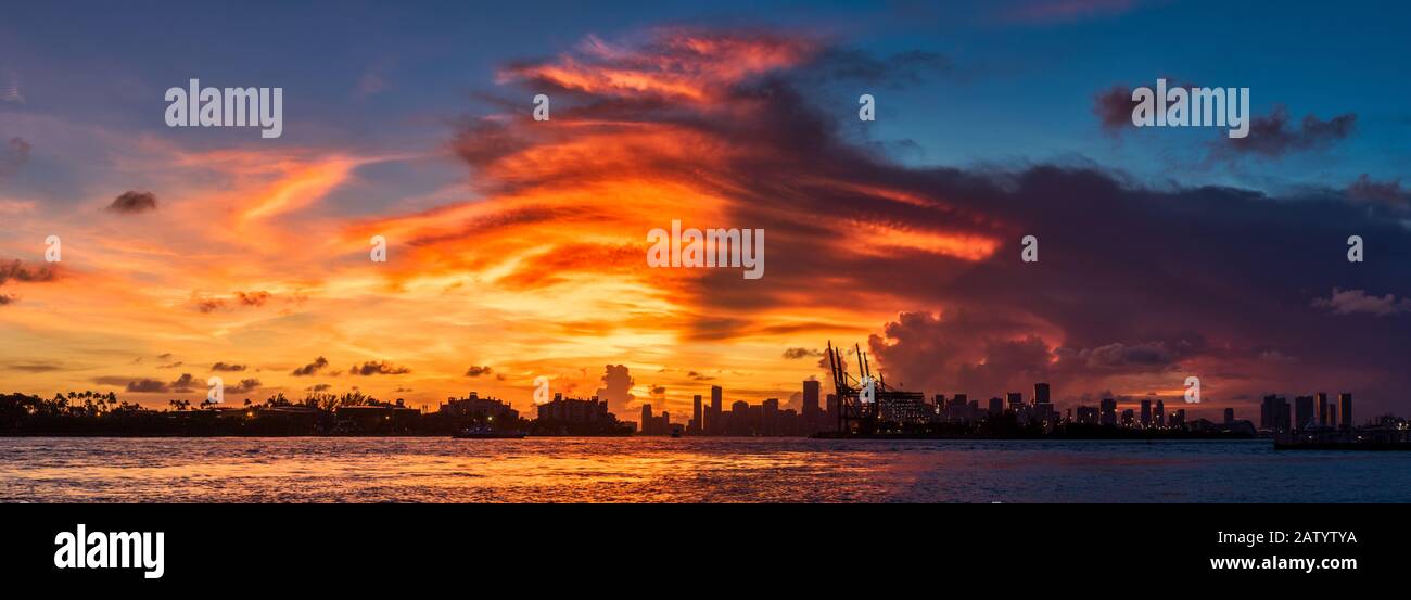 A stunning sunset over the Miami skyline Stock Photo - Alamy