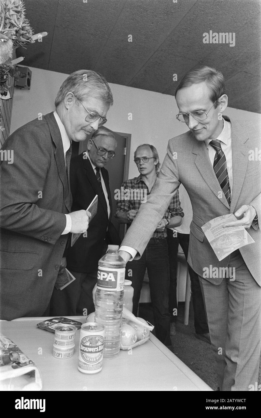 Min. Winsemius and Albert Heijn received booklet All you discard ...