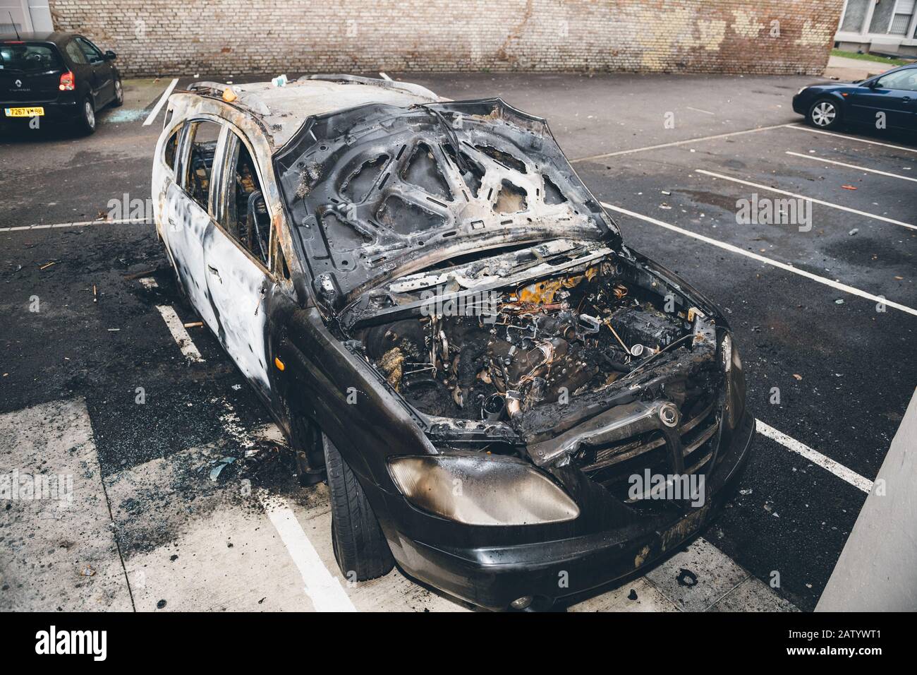 Car front view dented hi-res stock photography and images - Alamy