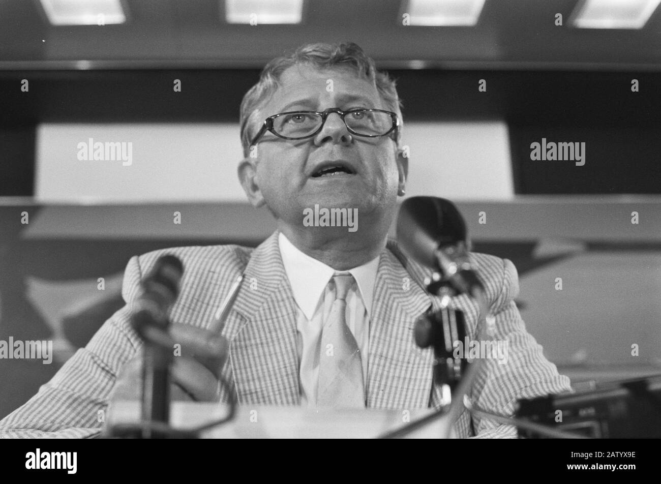 Minister Buckton at Schiphol Airport after visiting Suriname Date: July ...