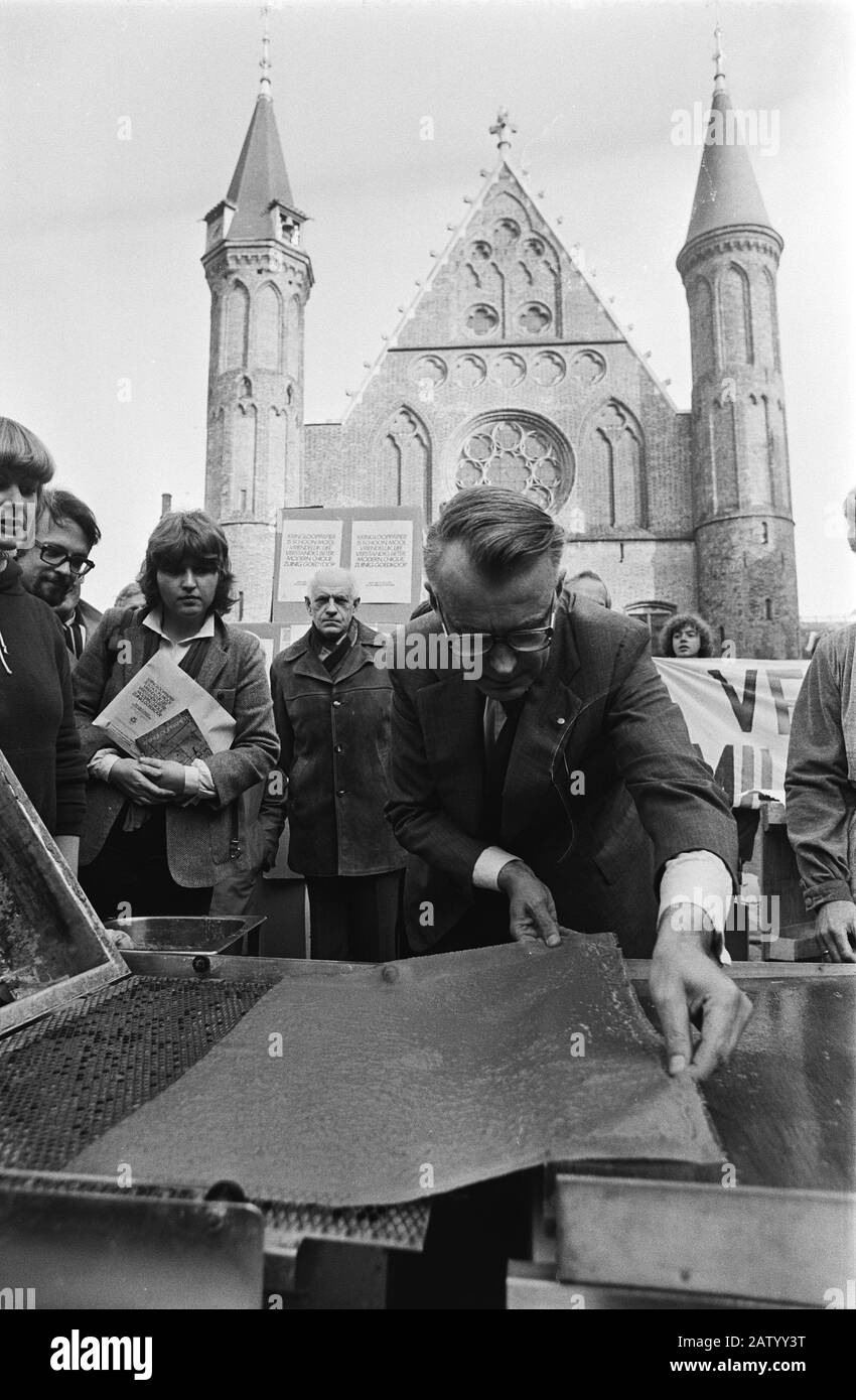 Minister Ginjaar during demonstration with recycled paper Courtyard ...