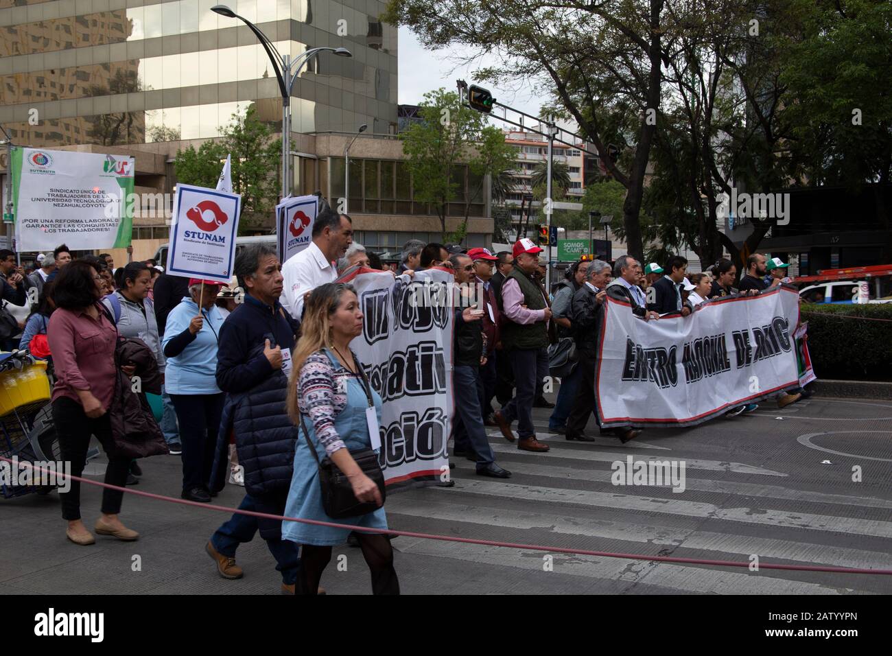 Procesion mexico hi-res stock photography and images - Alamy