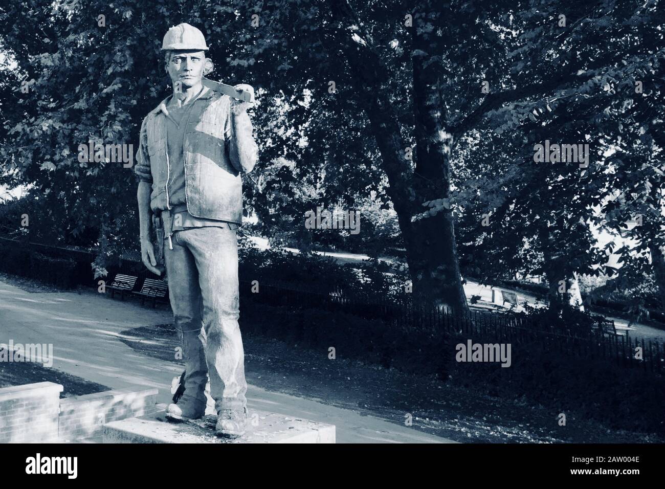 Statue of construction worker hi-res stock photography and images - Alamy