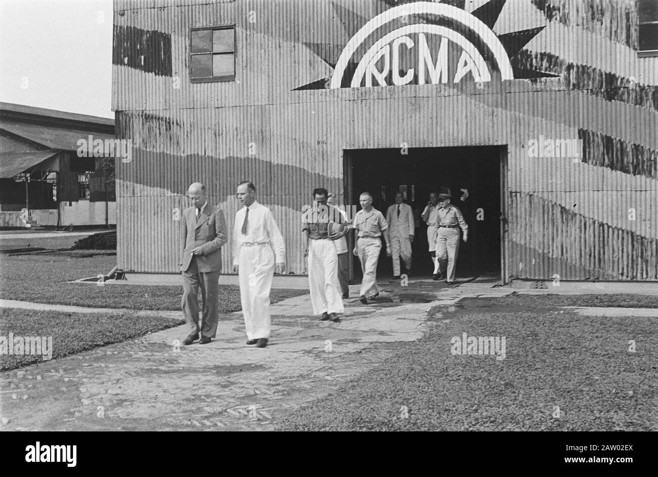 V Field Genie cie to Tempoeran Prime Minister and Minister Beel Neher ...