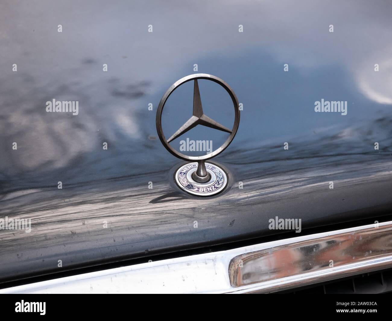 Mercedes star hi-res stock photography and images - Alamy
