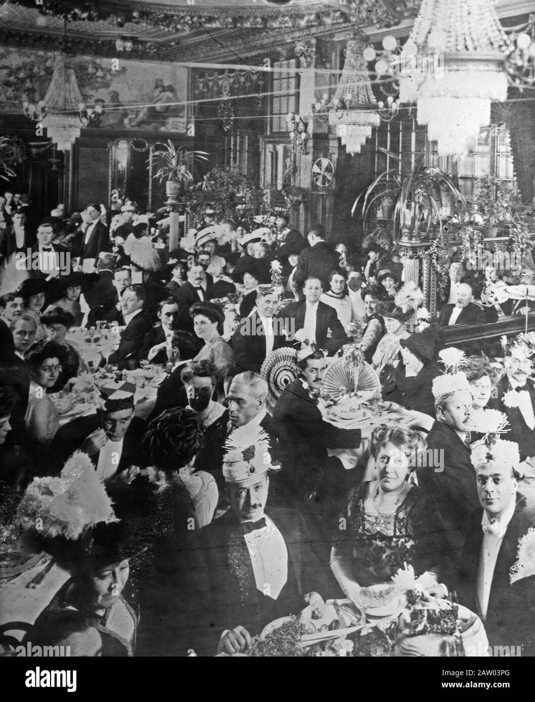 Cafe, New Year's Eve celebration ca. 1910-1915 Stock Photo - Alamy