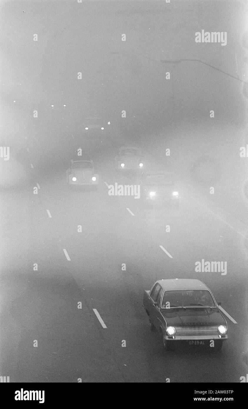 Fog, cars on the Haagseweg Date: January 22, 1968 Keywords: FOG, cars ...