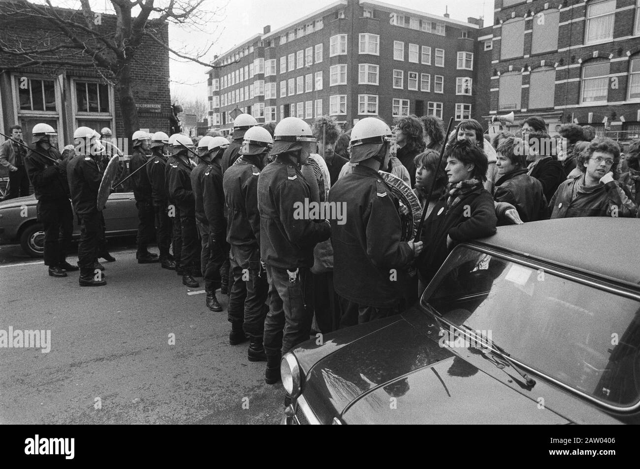 Mobile Unit drives the squatters the Rijgersbergenstraat (Relocation ...