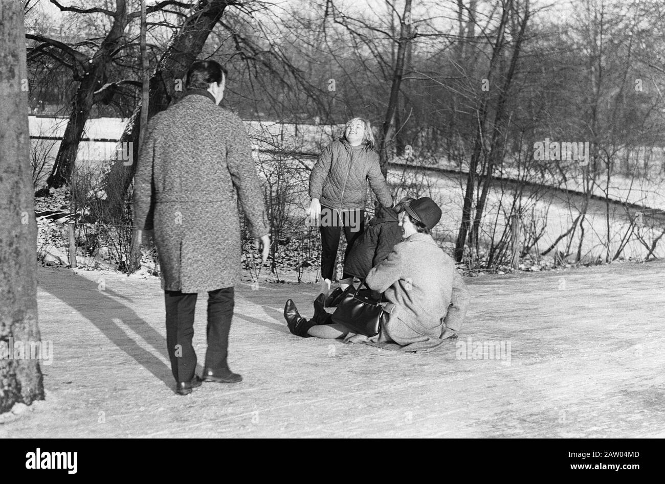 Difficult to walk for pedestrians smoothness and snow Date: December 27 ...