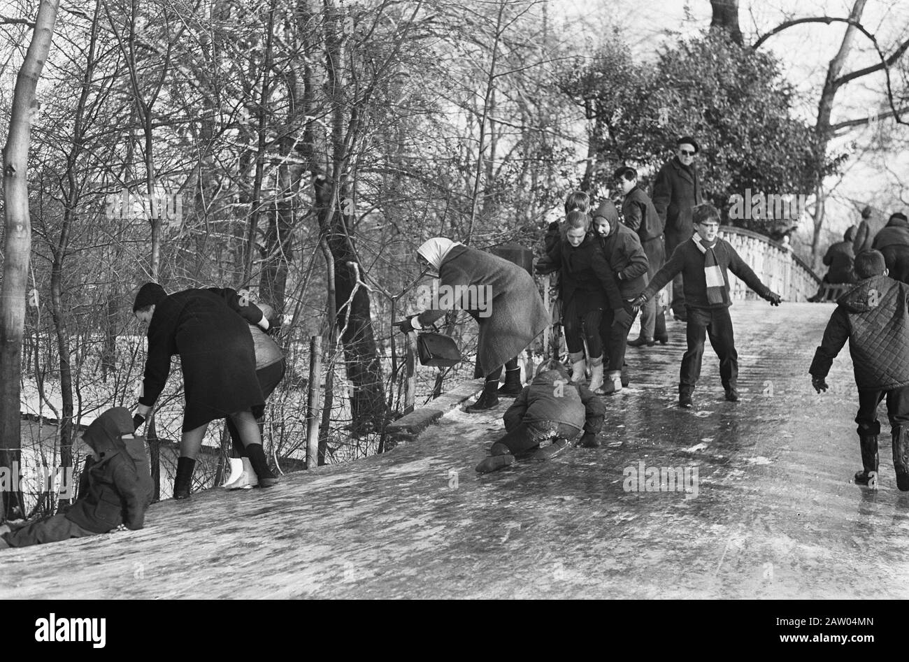 Difficult to walk for pedestrians smoothness and snow Date: December 27 ...