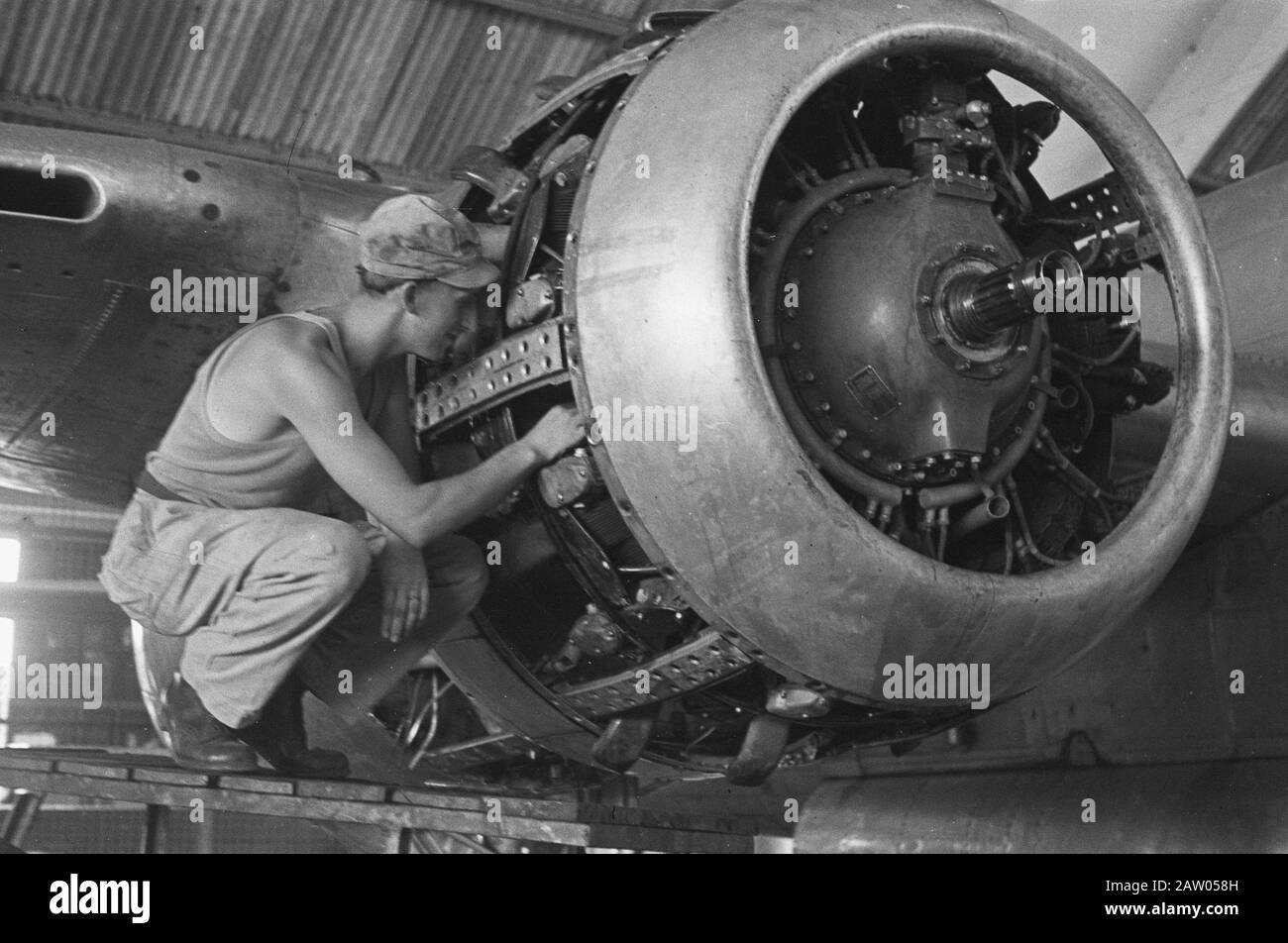 Black aircraft mechanic hi-res stock photography and images - Alamy