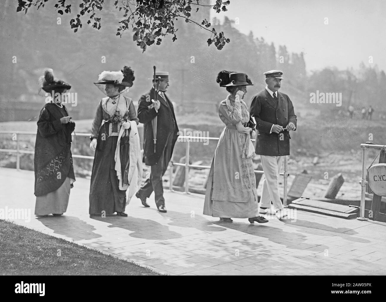 Photo shows Miss Elizabeth Haldane (wearing hat with white plume ...