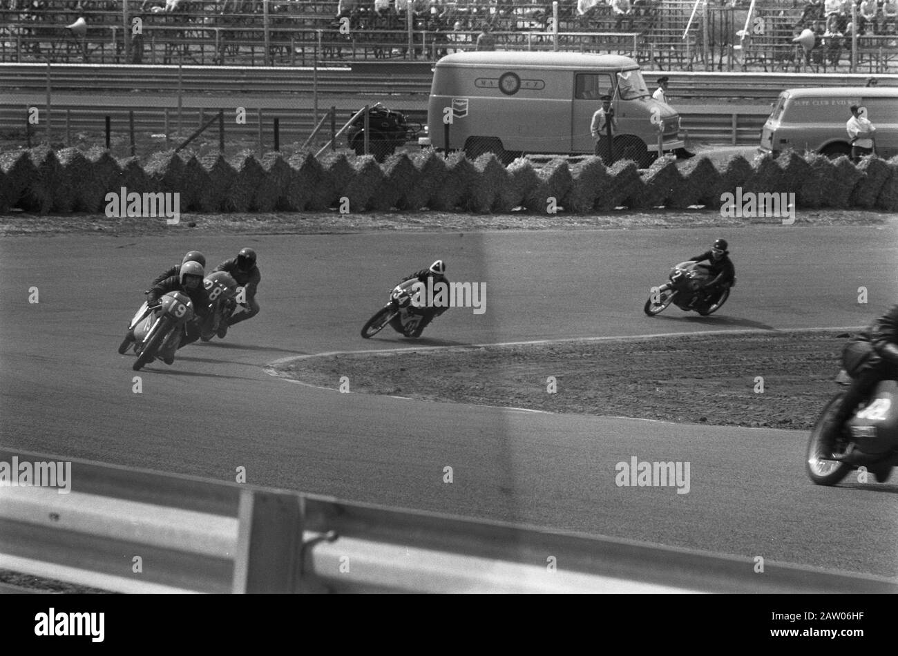 Motorcycling at Circuit Zandvoort, 350 cc race Date: May 27, 1973 ...