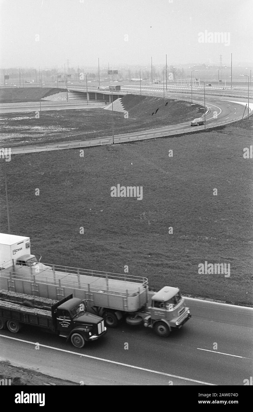 Cloverleaf Oudenrijn overview of the old route, foreground, and the new ...
