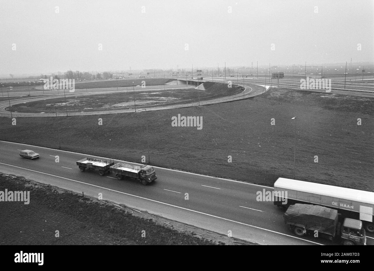 Cloverleaf Oudenrijn overview of the old route, foreground, and the new ...