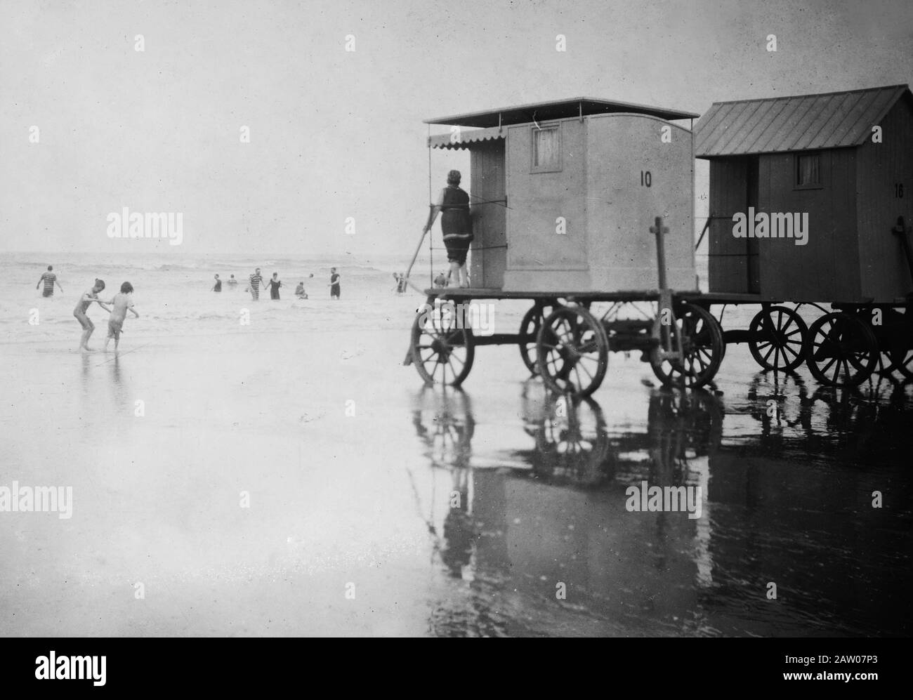 Bathing early 1900s hi-res stock photography and images - Alamy