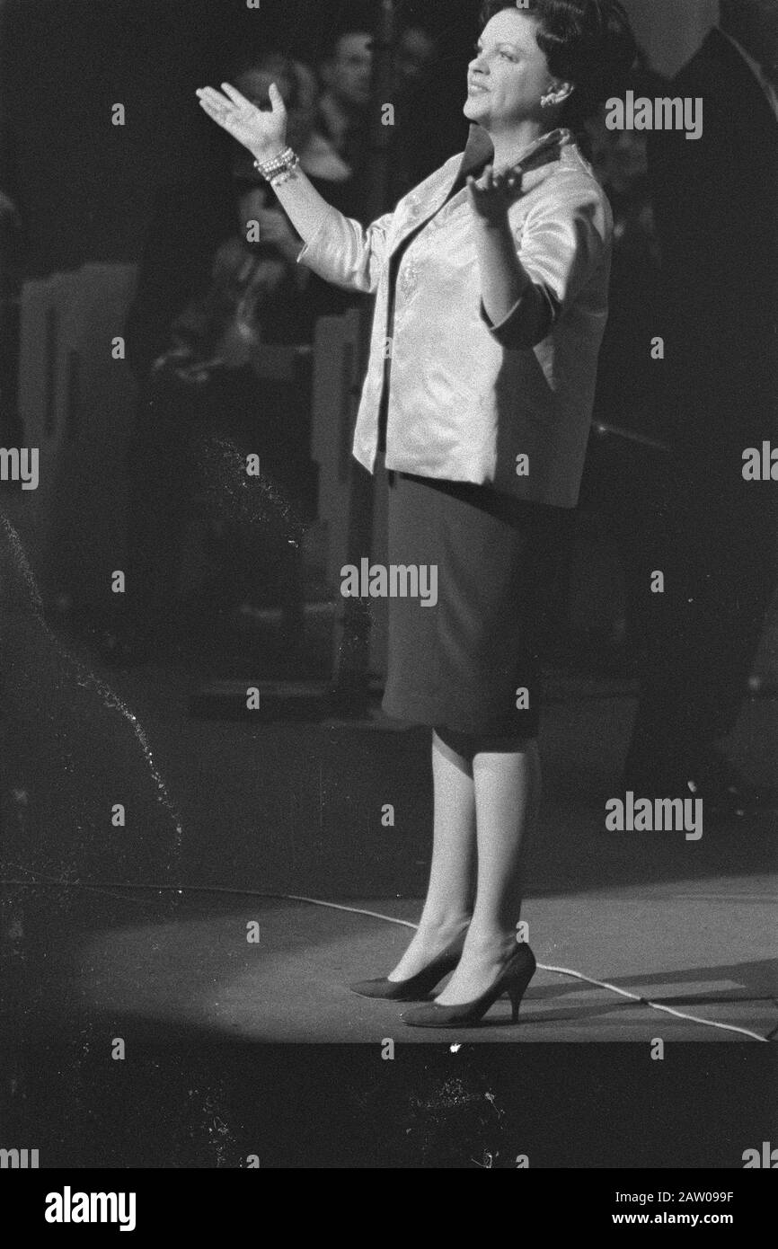 Night Performance by Judy Garland in Tuschinskitheatre Date: December ...
