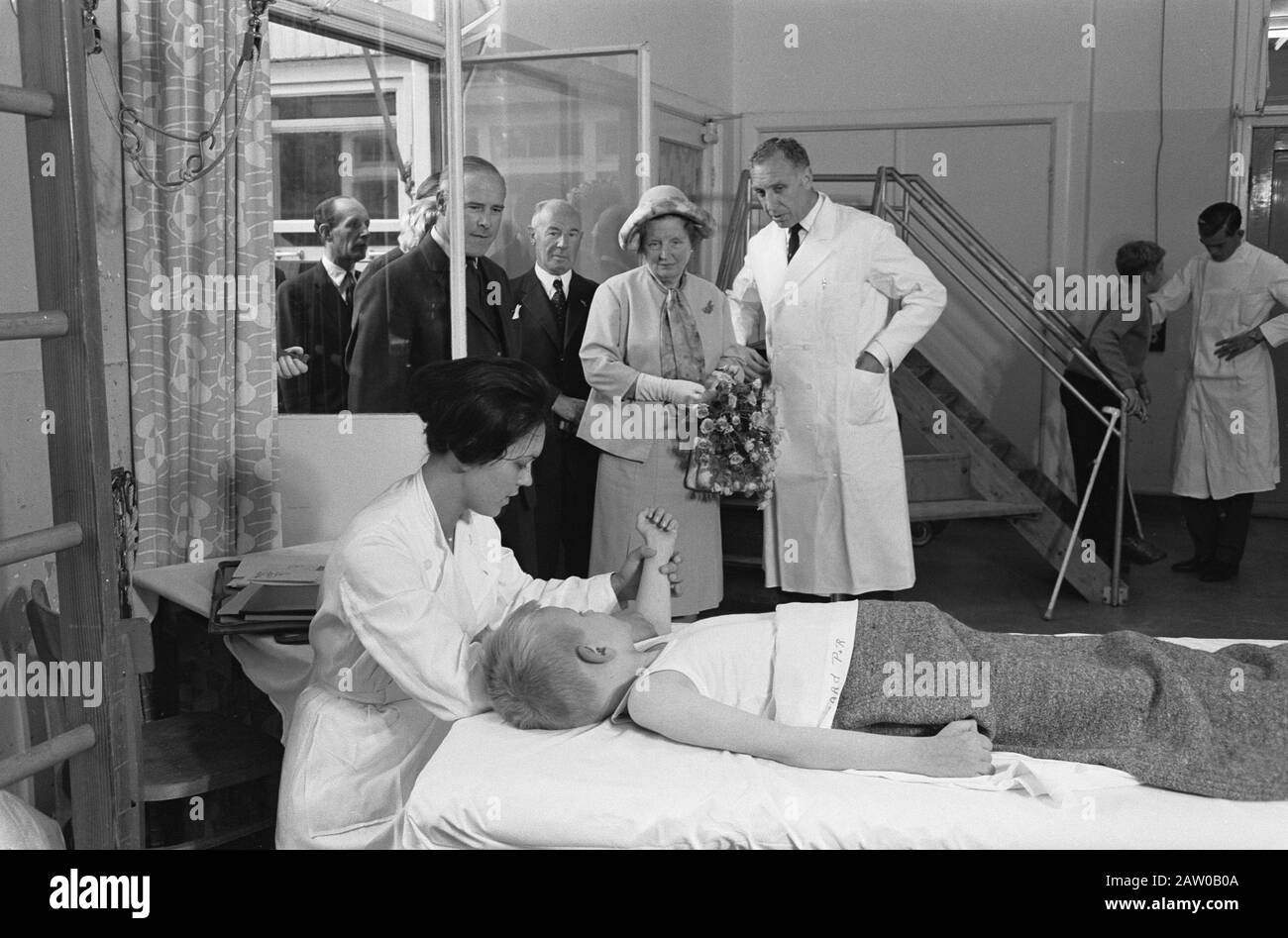 Queen Juliana visiting a Beverly Hills Children; Her Majesty and Mr Van ...