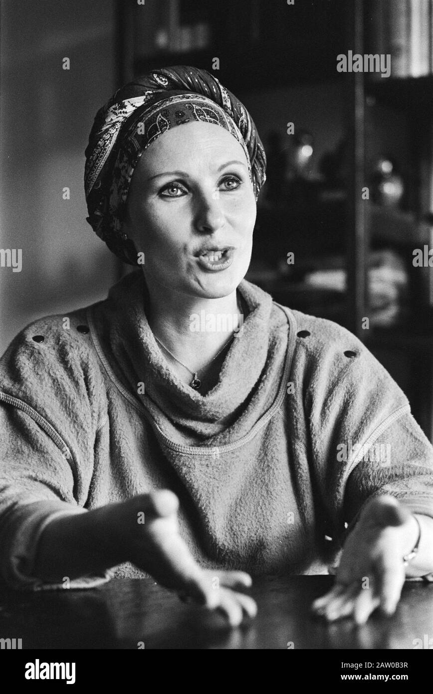 Opera singer Tamara Lund Date: November 8, 1983 Keywords: singers ...