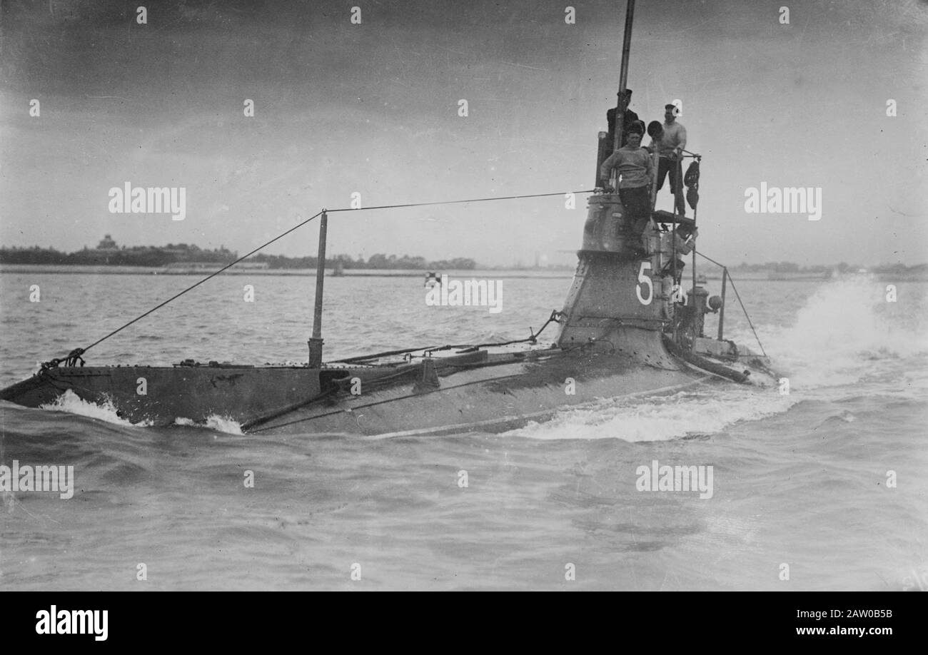 British Submarine A5 ca. 1910-1915 Stock Photo - Alamy