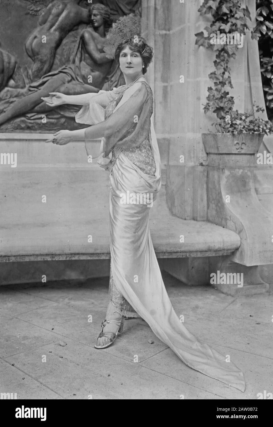 Baroness Yele de Guestre ca. 1913 Stock Photo - Alamy