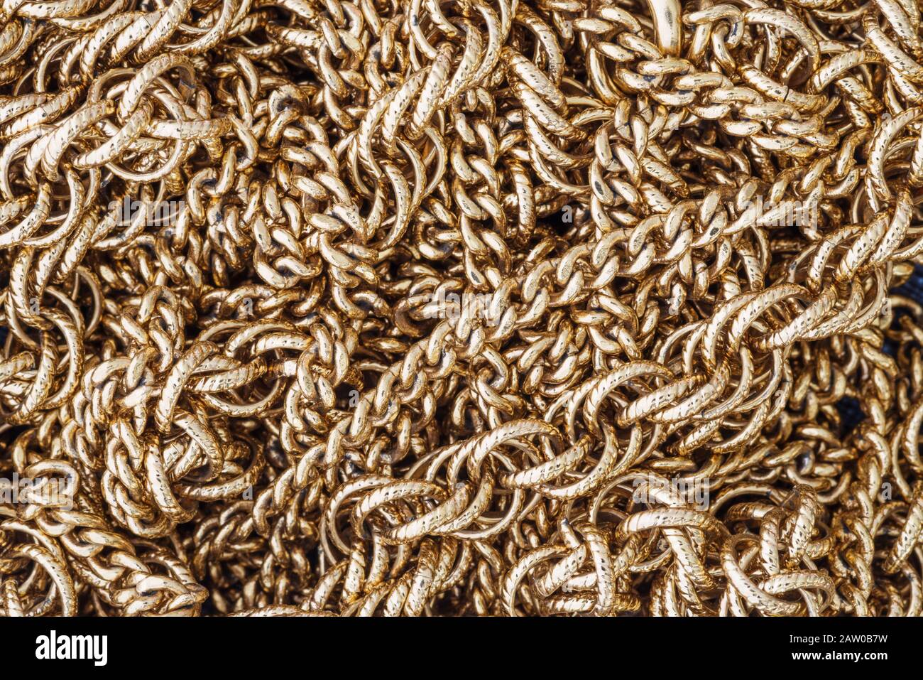 Gold chains hi-res stock photography and images - Alamy