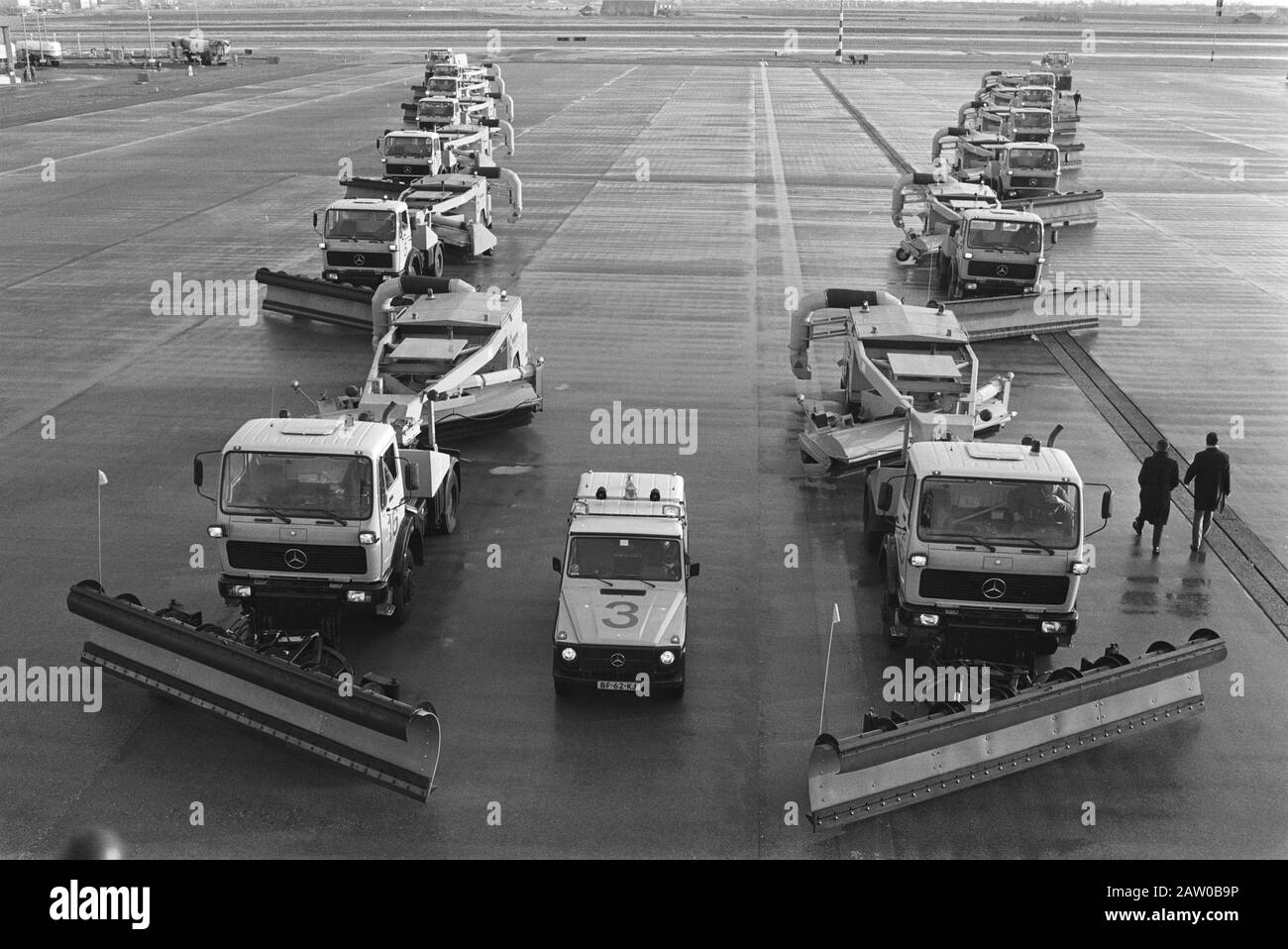Snow clearing Fleet Schiphol Date: December 6, 1983 Location: North ...