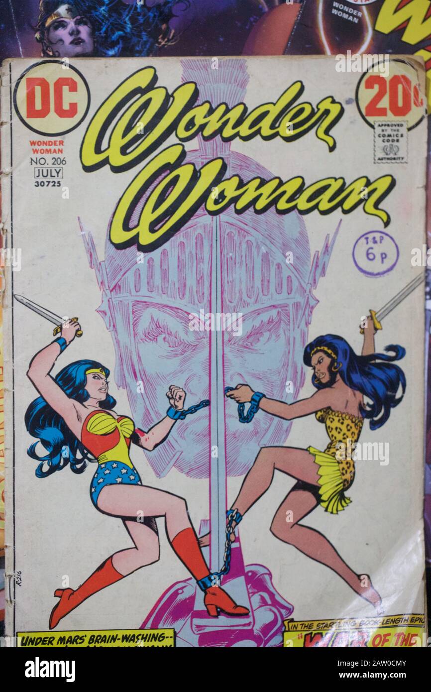 Comic book cover wonder woman hi-res stock photography and images - Alamy