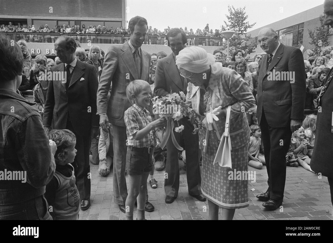 Queen Juliana visits Drenthe province Date: June 19, 1974 Location ...