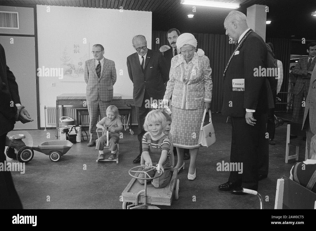 Queen Juliana visits Drenthe province Date: June 19, 1974 Location ...