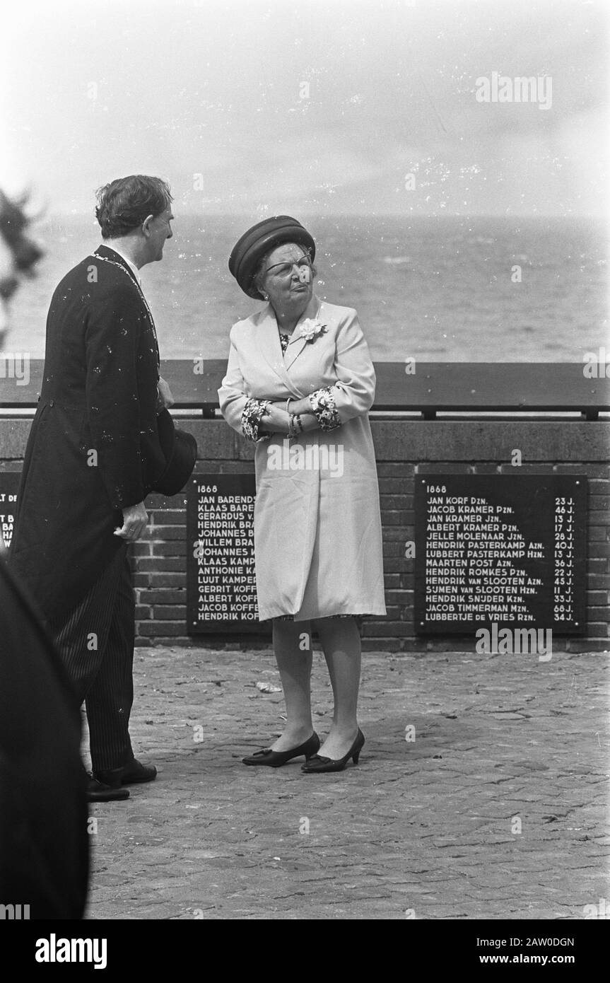 Welfare queens Black and White Stock Photos & Images - Alamy