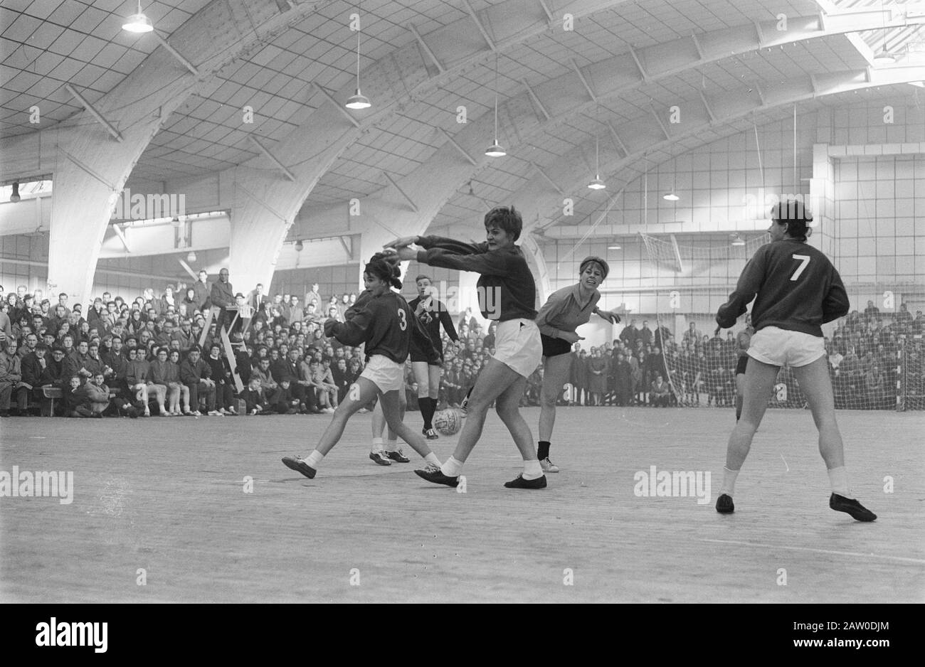 National indoor handball championships in Old RAI. Swift Niloe against ...