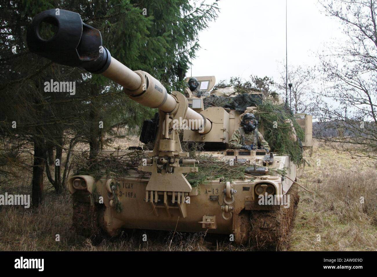 U.S. Soldiers assigned to A Battery, 3rd Battalion 16th Field Artillery ...