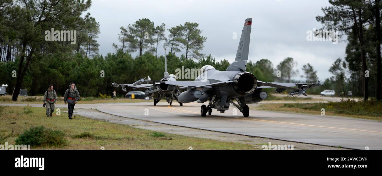 Two crew chiefs watch as a pair of F-16 Fighting Falcons assigned to ...