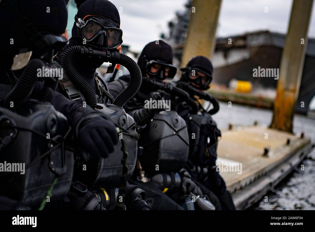 200120-N-UJ417-1009 – MAYPORT, Fla. (Jan. 20, 2020) Members assigned to ...