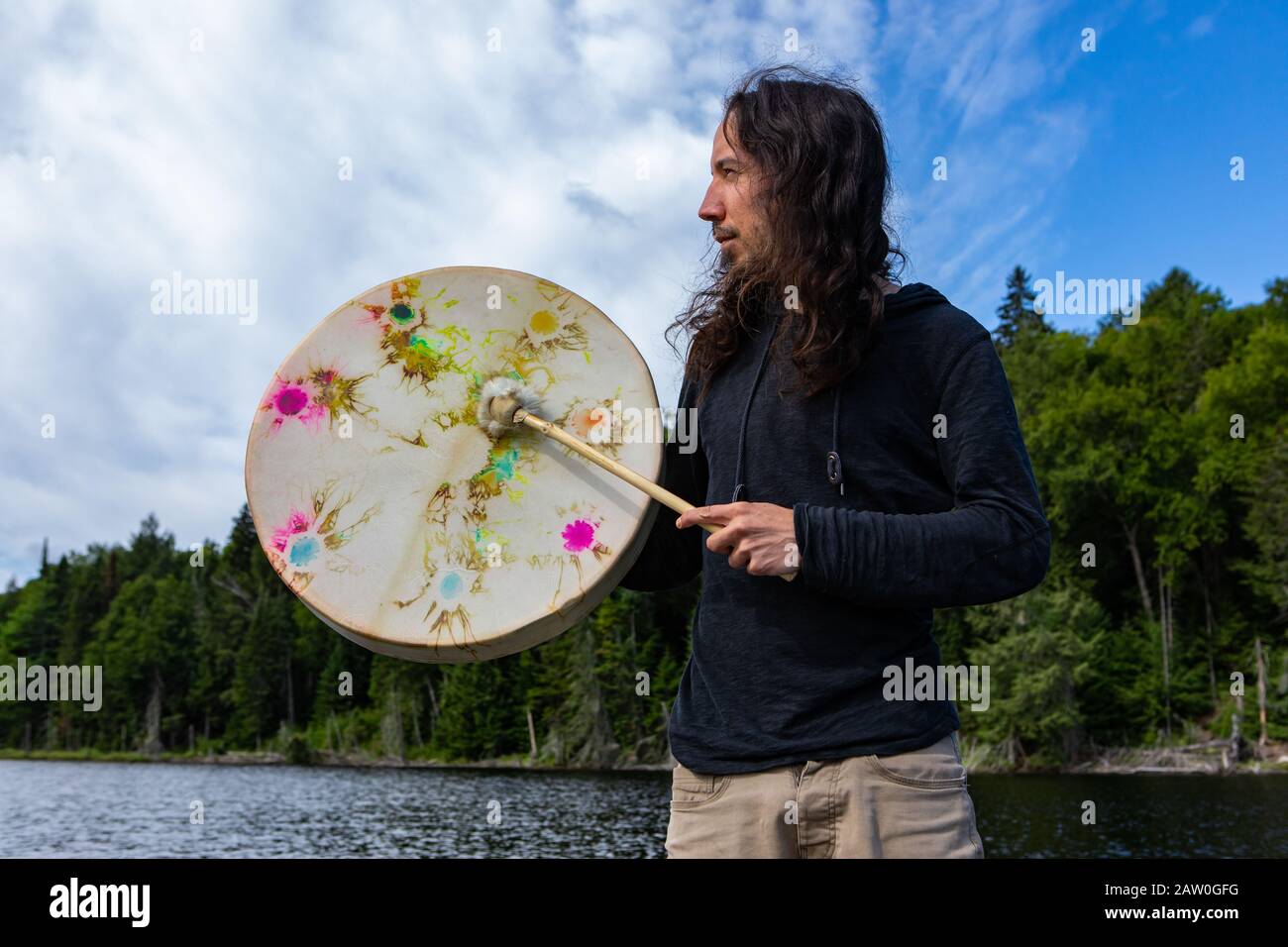 Native american water drum hi-res stock photography and images - Alamy