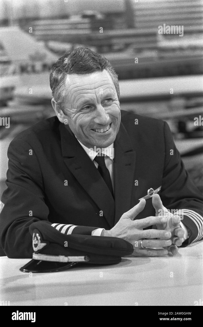 Dutch arrive by plane from Pakistan to war, Schiphol Date: December 11 ...