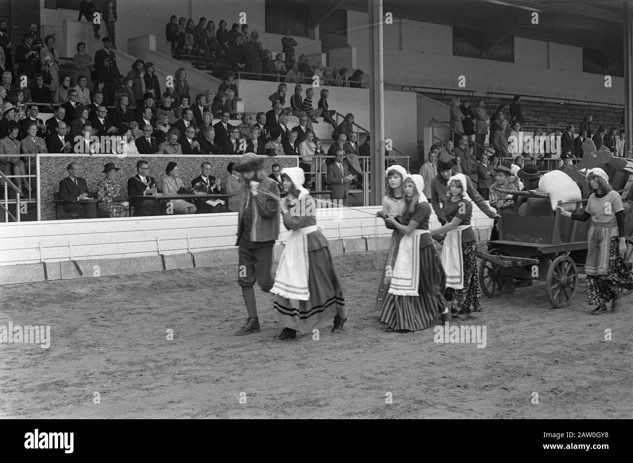 Queen Juliana at celebration dismayed Alkmaar, pageant, queen Juliana ...