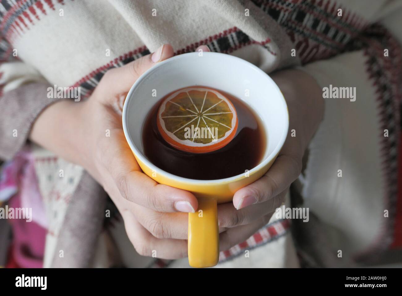 women hand drinking lemon tea Stock Photo - Alamy
