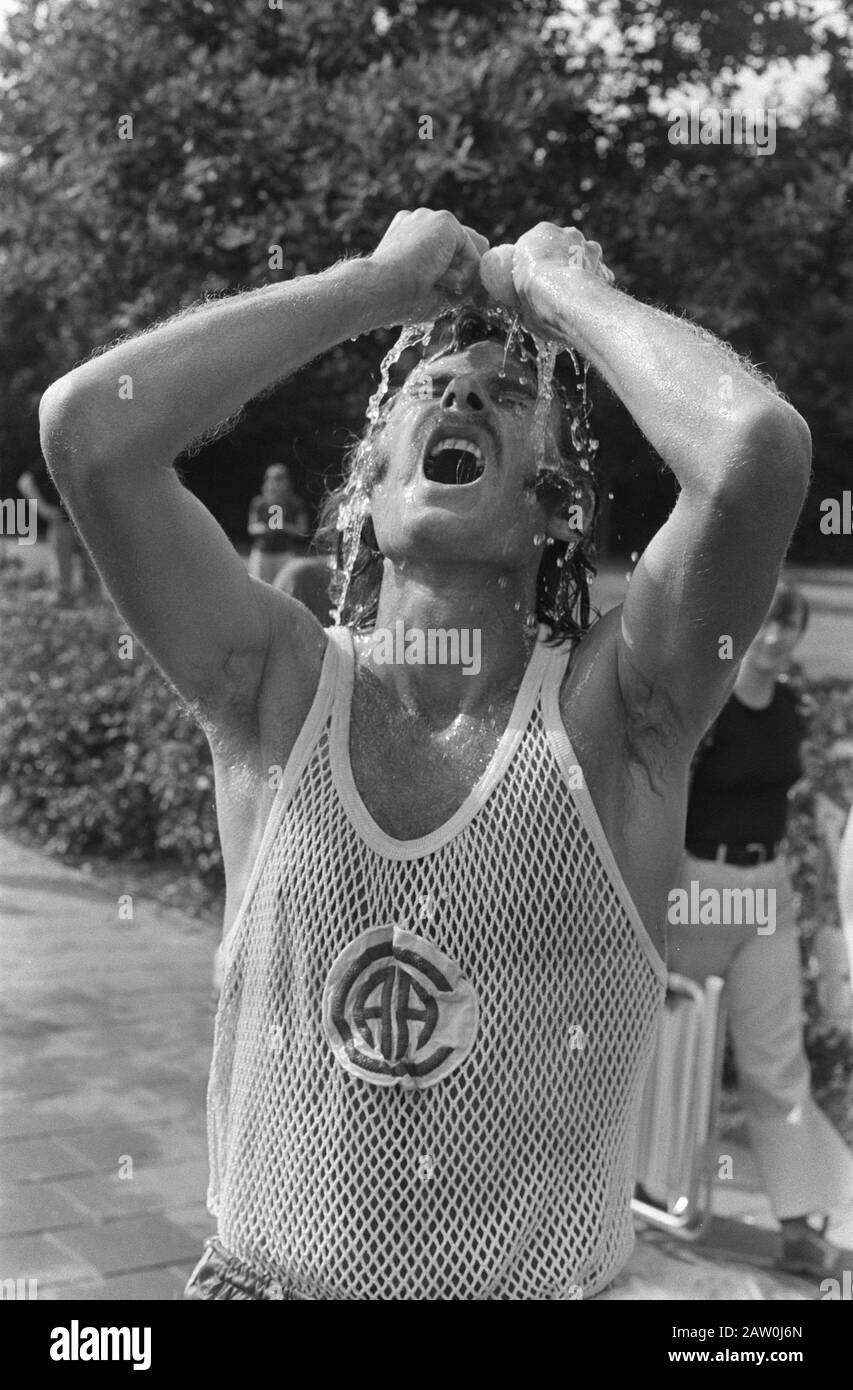 Dutch Championships 25-kilometer run in Winschoten; Geert Jansen is the ...