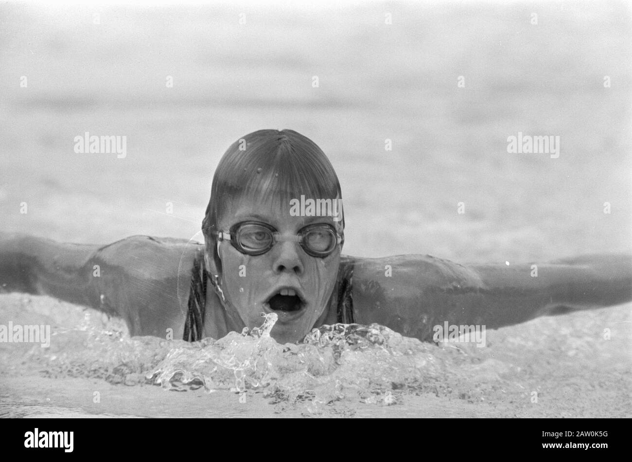 Dutch swimming championships Den Hommel; The 11-year-old Agnes Jones in ...