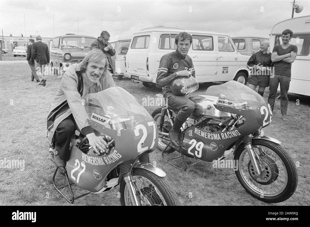 TT Assen 1971 - Preparation Dutch motorcycle racers Rob Source (l) and ...
